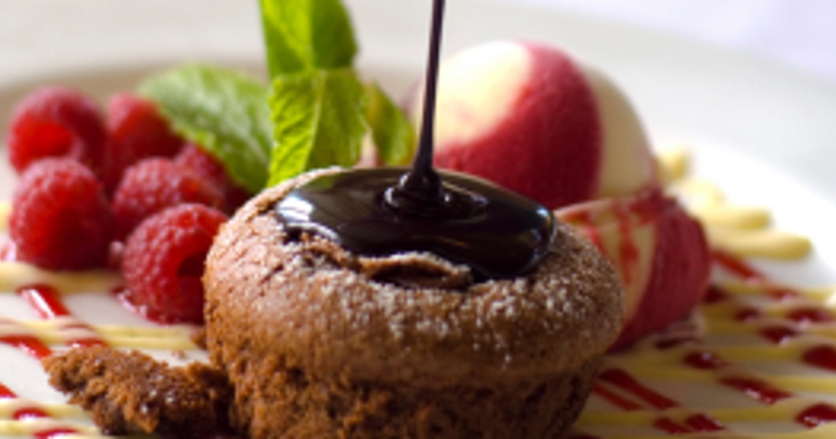 Sauce chaude au chocolat et aux framboises - Châtelaine