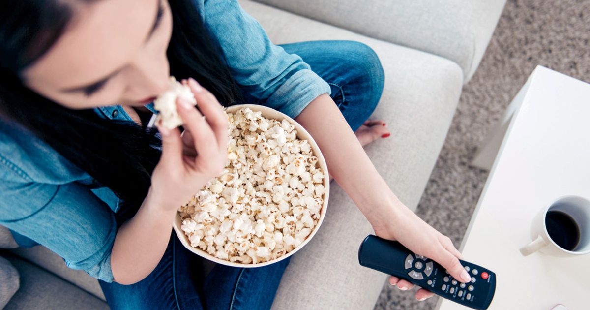 Pourquoi a-t-on envie de manger devant la télé ? - Châtelaine