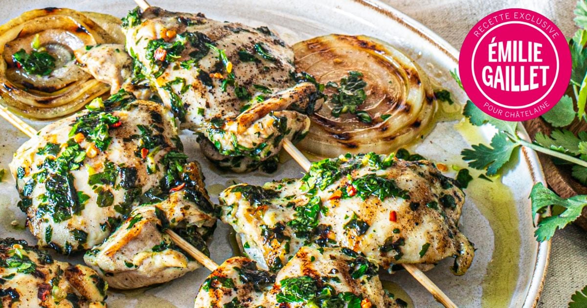 Poulet chimichurri et salade de tomates, maïs et halloumi - Châtelaine